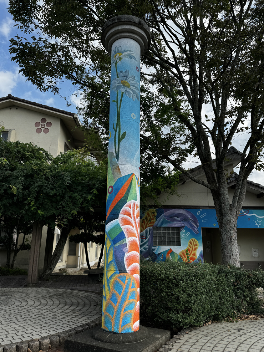 中多久駅前広場 – MAJIO×emi tanaji – 多久市ウォールアートプロジェクト｜佐賀県多久市でまちなかアート体験